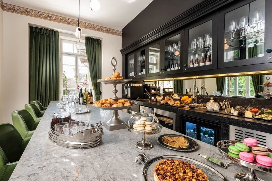 מלונות בתל אביב והמרכז, מלון בכר האוס תל אביב, אשת טורס