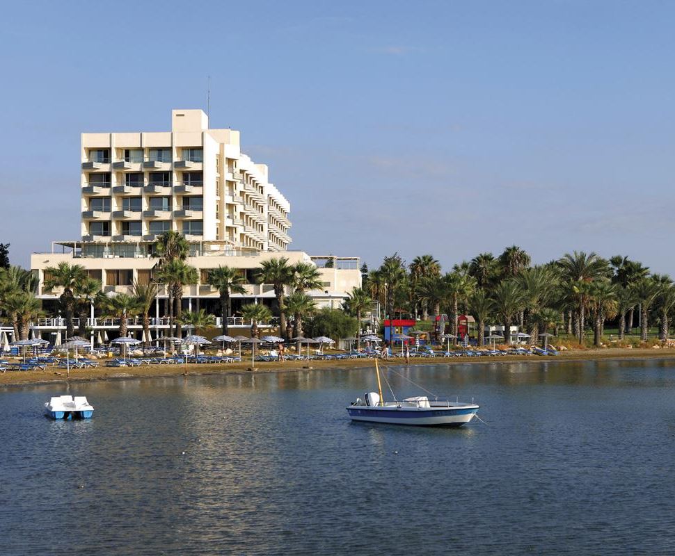 חבילות נופש ללרנקה, Golden Bay, אשת טורס